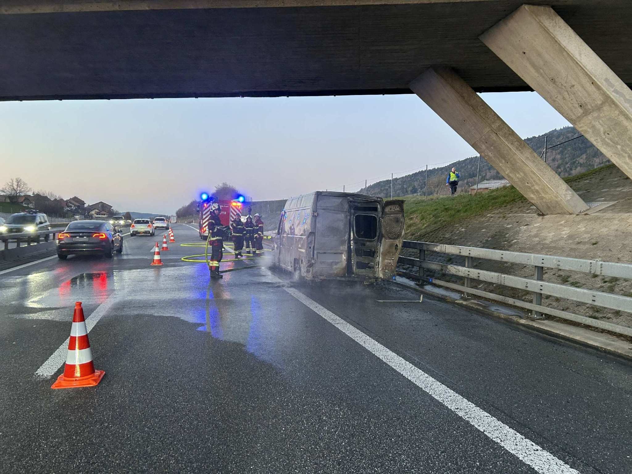 A12: un véhicule prend feu à Châtel-Saint-Denis