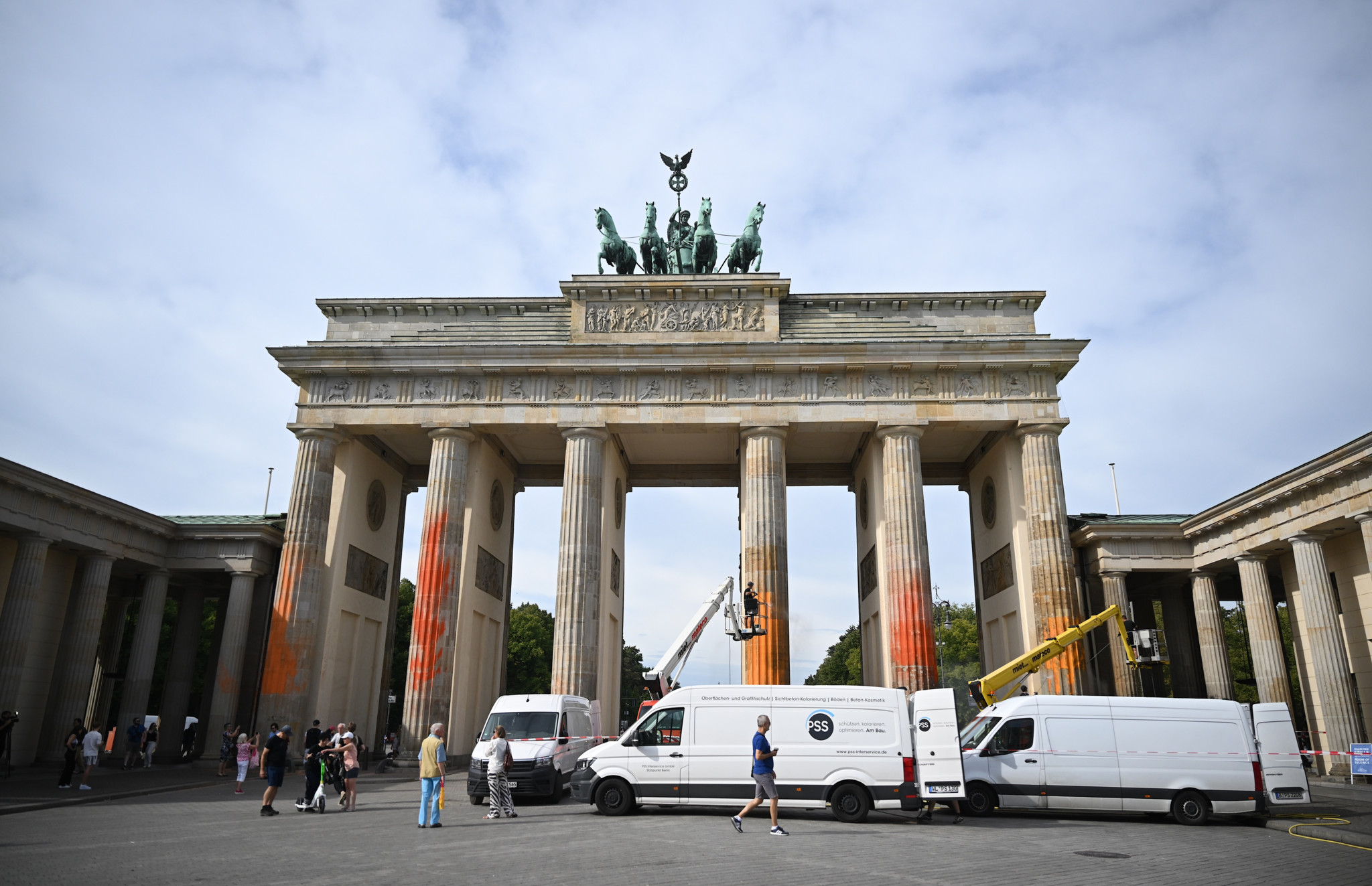 Letzte Generation: Orange Farbe am Brandenburger Tor geht nicht mehr ab ...