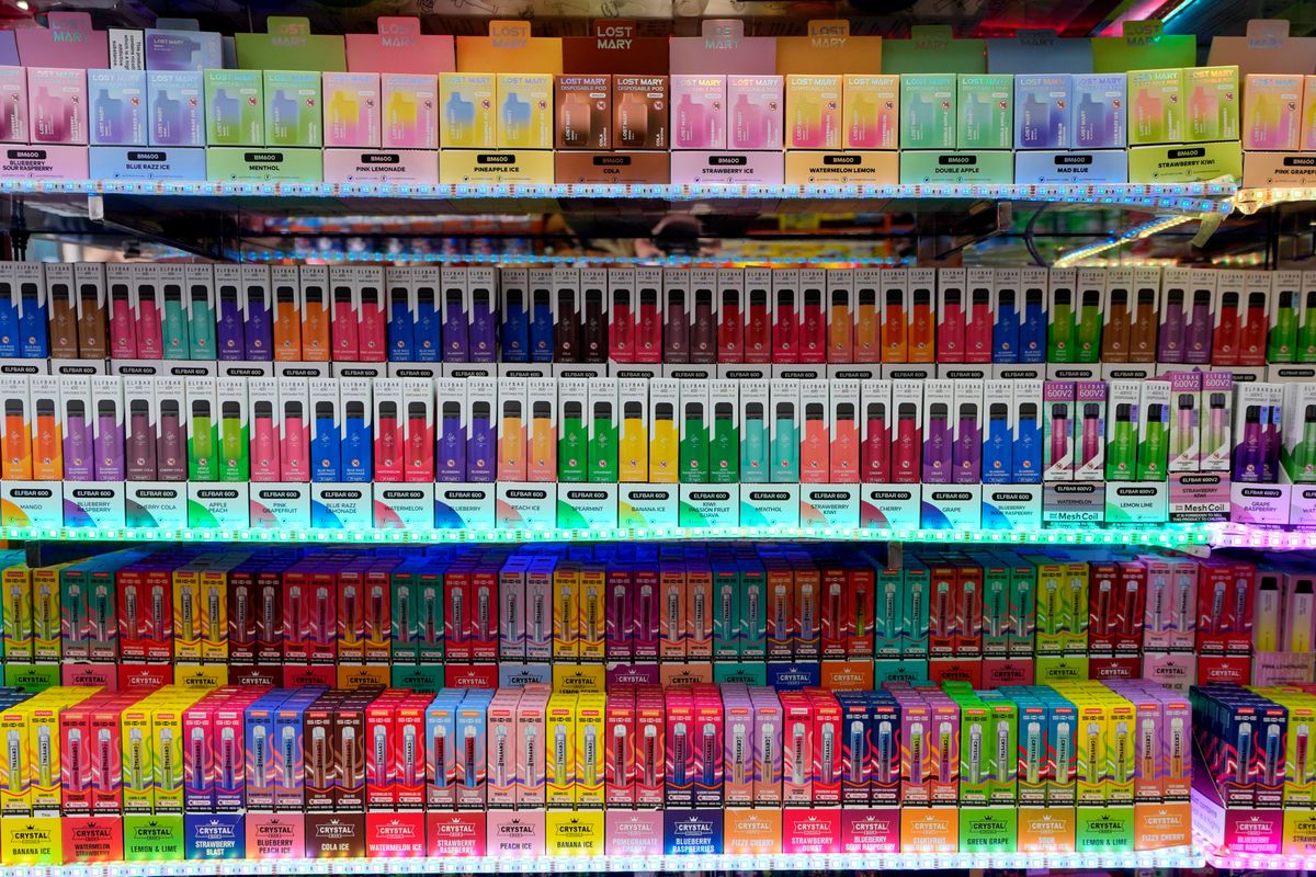 Trendobjekt Wegwerf-Vape: Wie neue E-Zigi Jugendliche anfixen | Tages ...