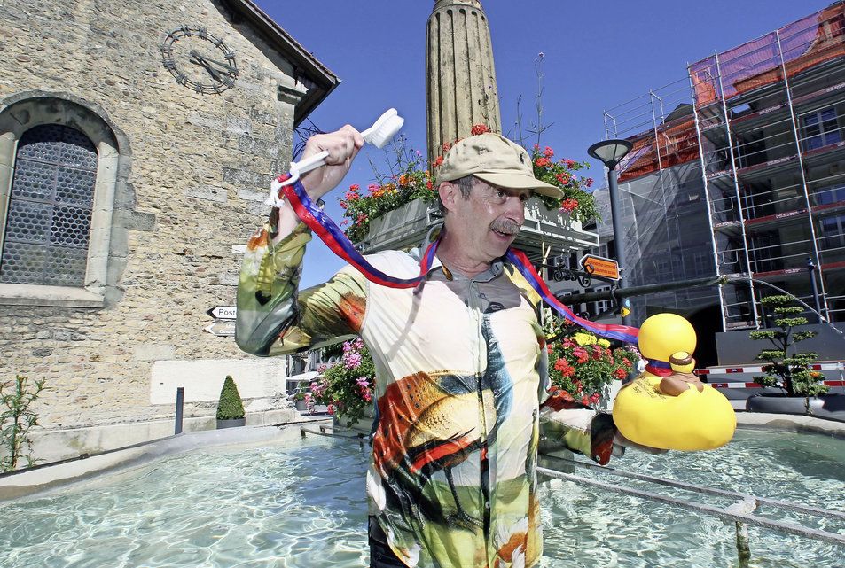 Rausis se baigne dans la fontaine d’Avenches | 24 heures