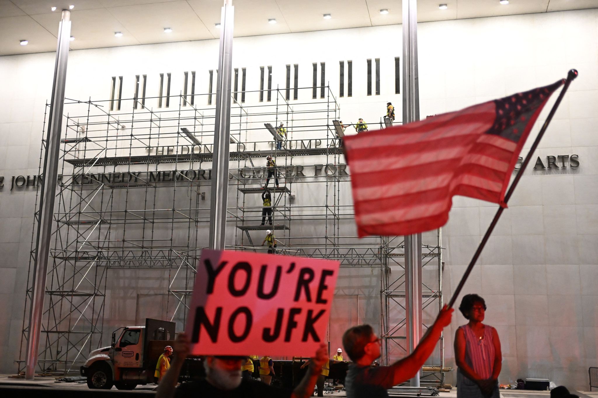 Kennedy Center: le nom de Trump retiré de la façade à Washington