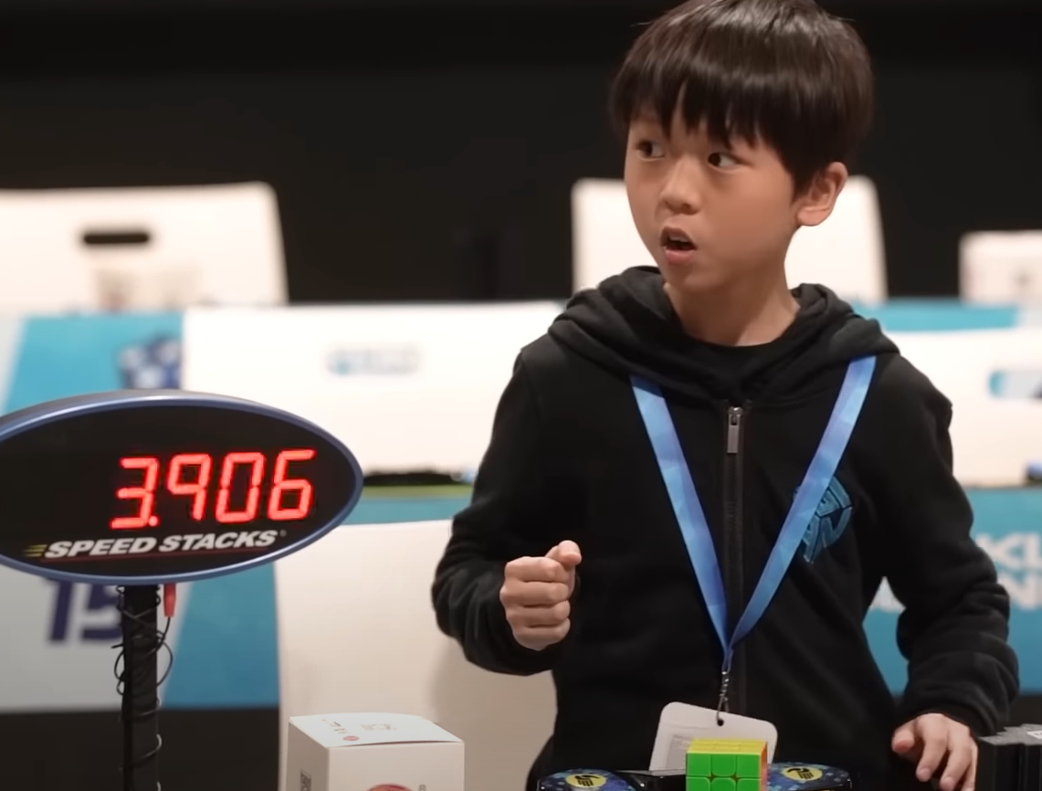 4.69 seconds: Child star Yiheng (9) breaks world record in speed cubing