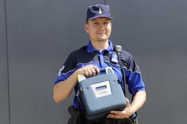 Défibrillateur: Avec cet appareil, les policiers sauvent des vies - Le ...