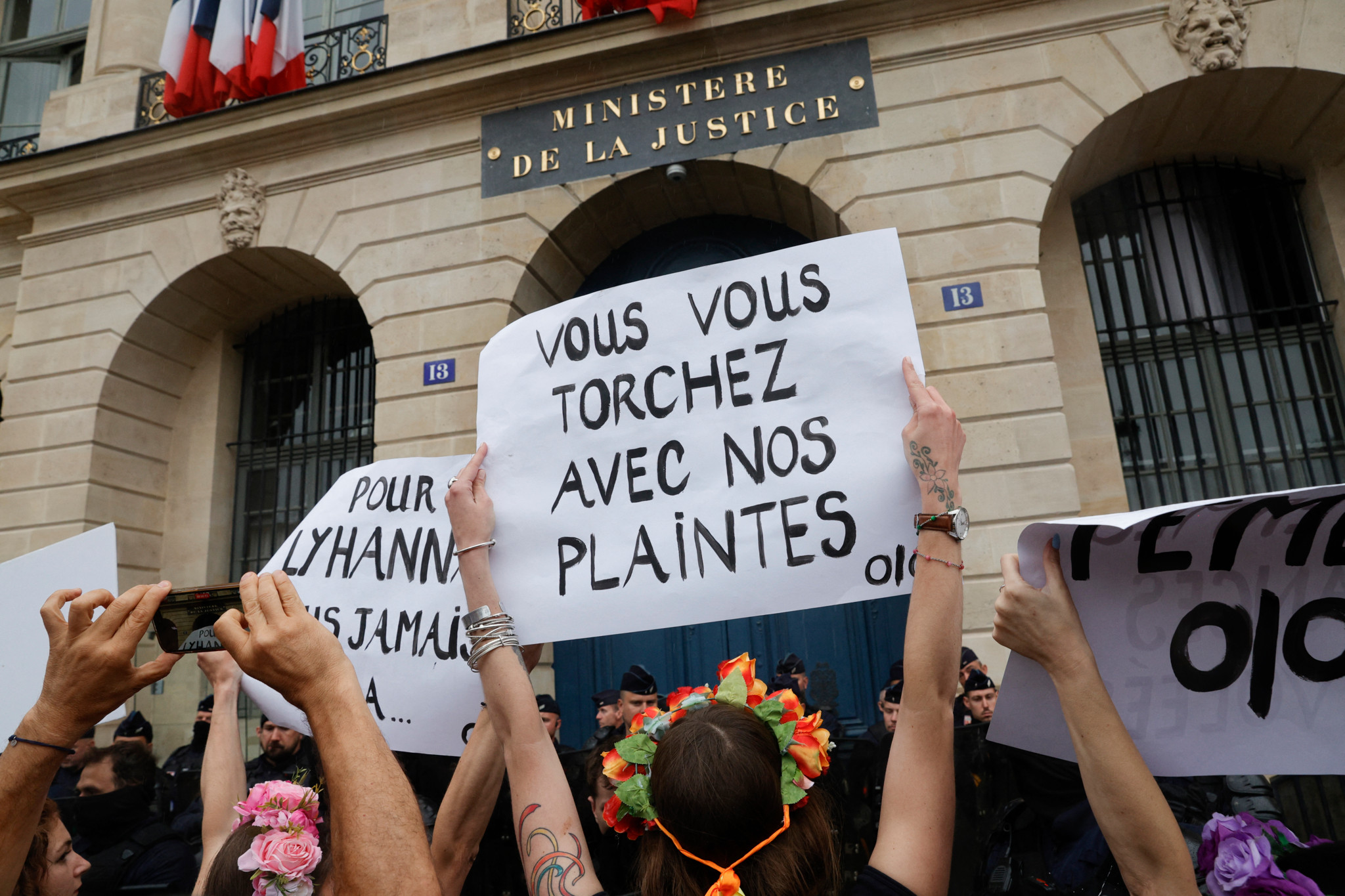 Violences sexuelles: des féministes exigent une loi intégrale en France