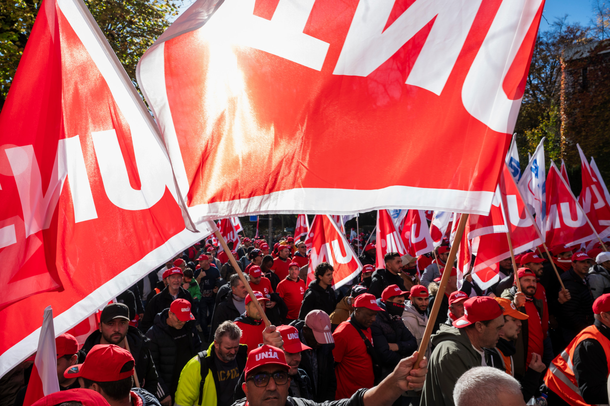 Bâtiment: des milliers de maçons manifestent à Genève et Lausanne