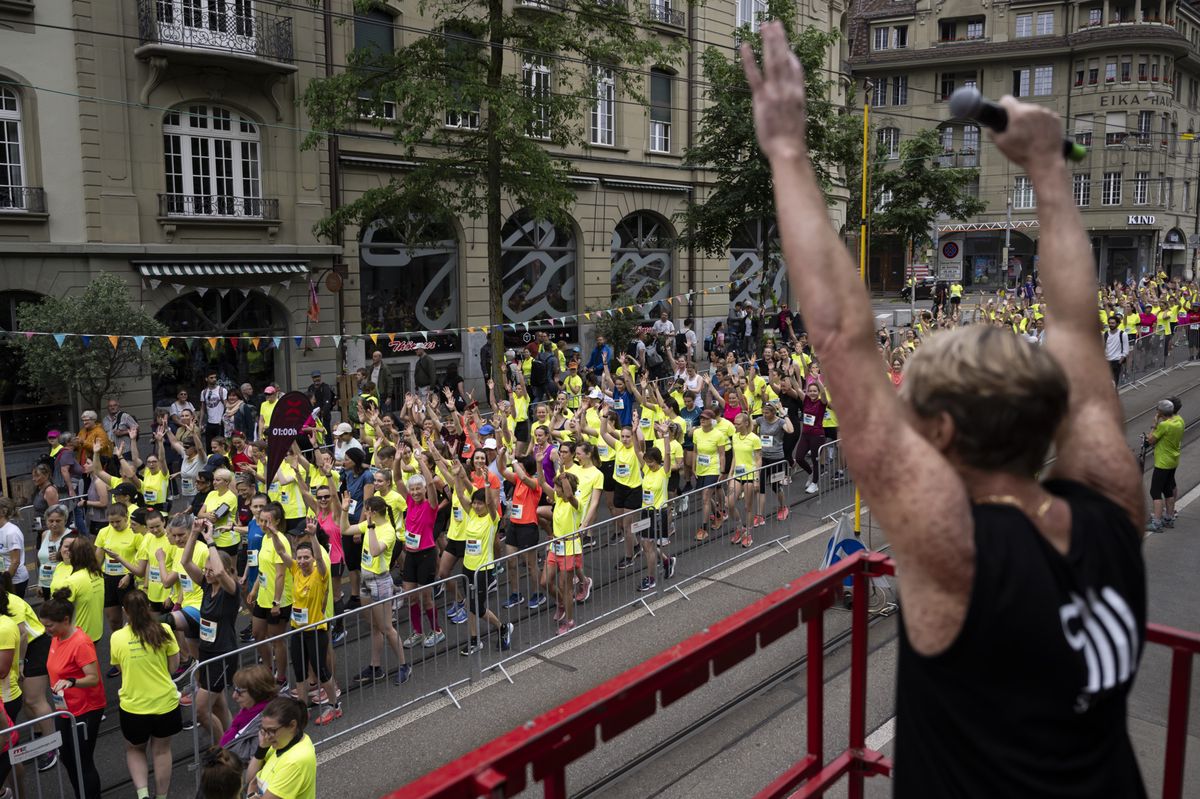 Frauenlauf Bern 2024: Tausende Frauen rennen durch Berns Gassen ...