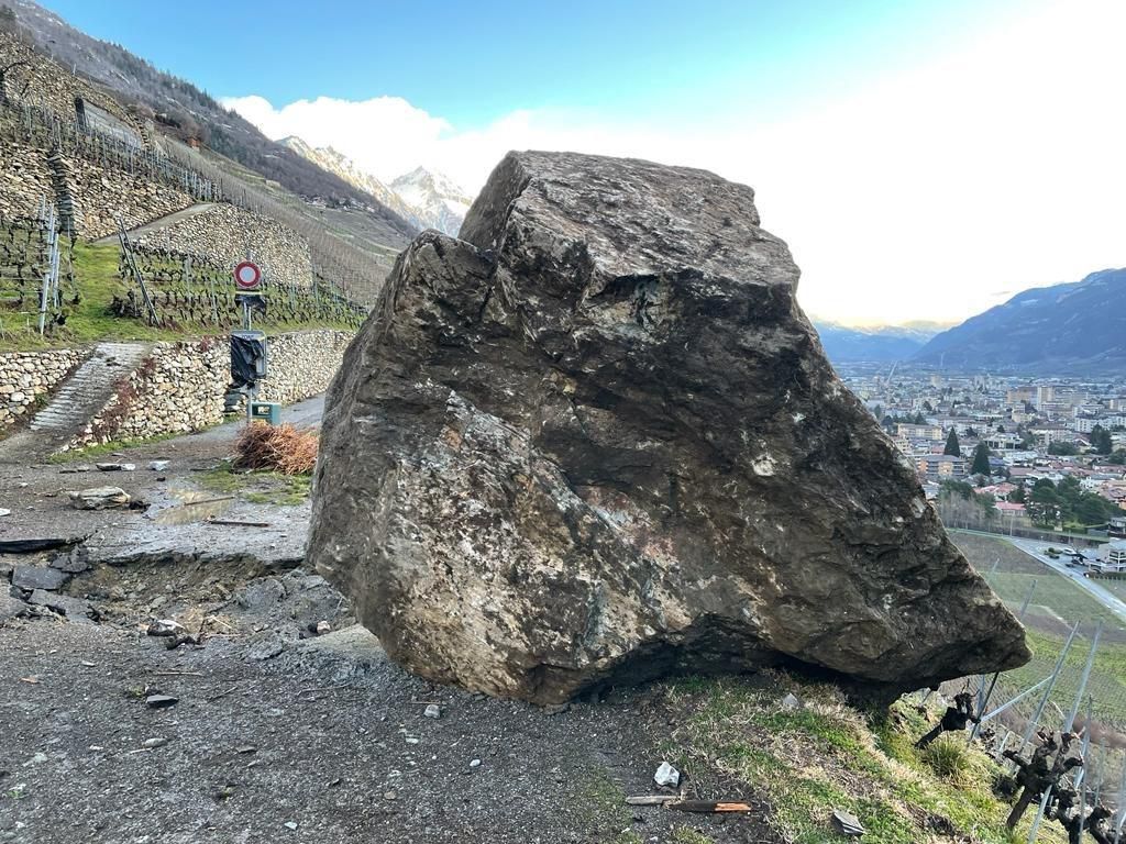 Valais: un gros rocher traverse la route de La Forclaz - Le Matin