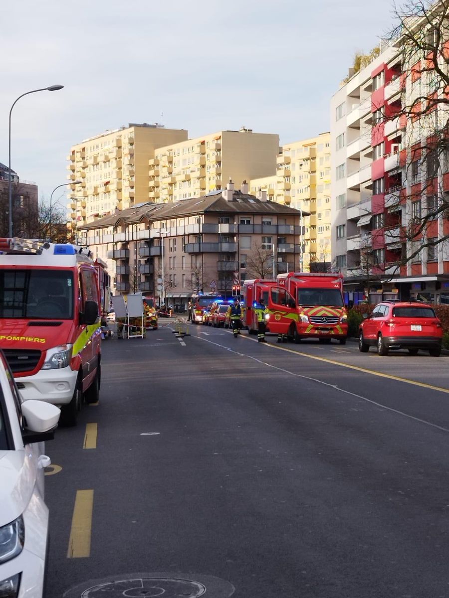 Incendie à Thônex: Cinq voitures partent en fumée dans un parking ...