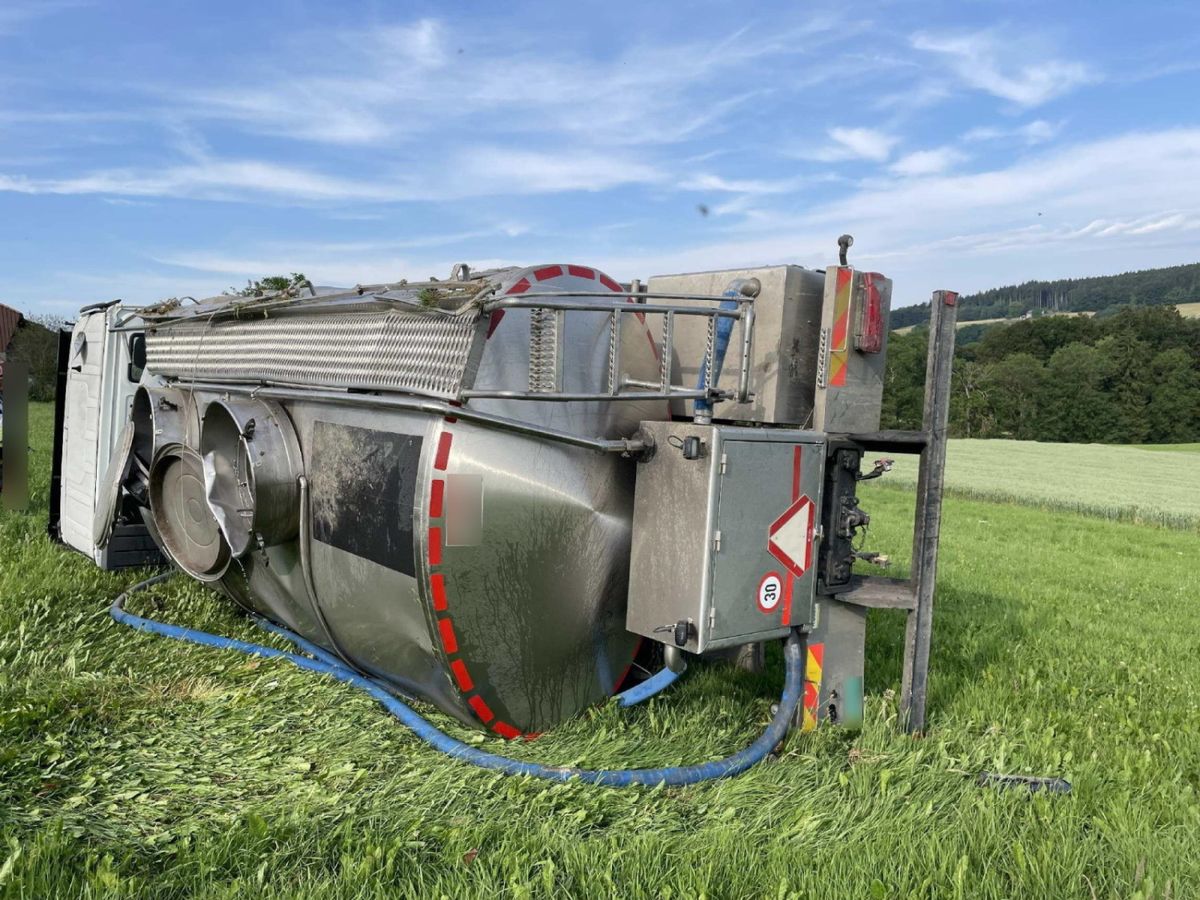 Canton de Fribourg: Un camion se renverse: 2000 litres de lait finissent dans un champ - Le Matin