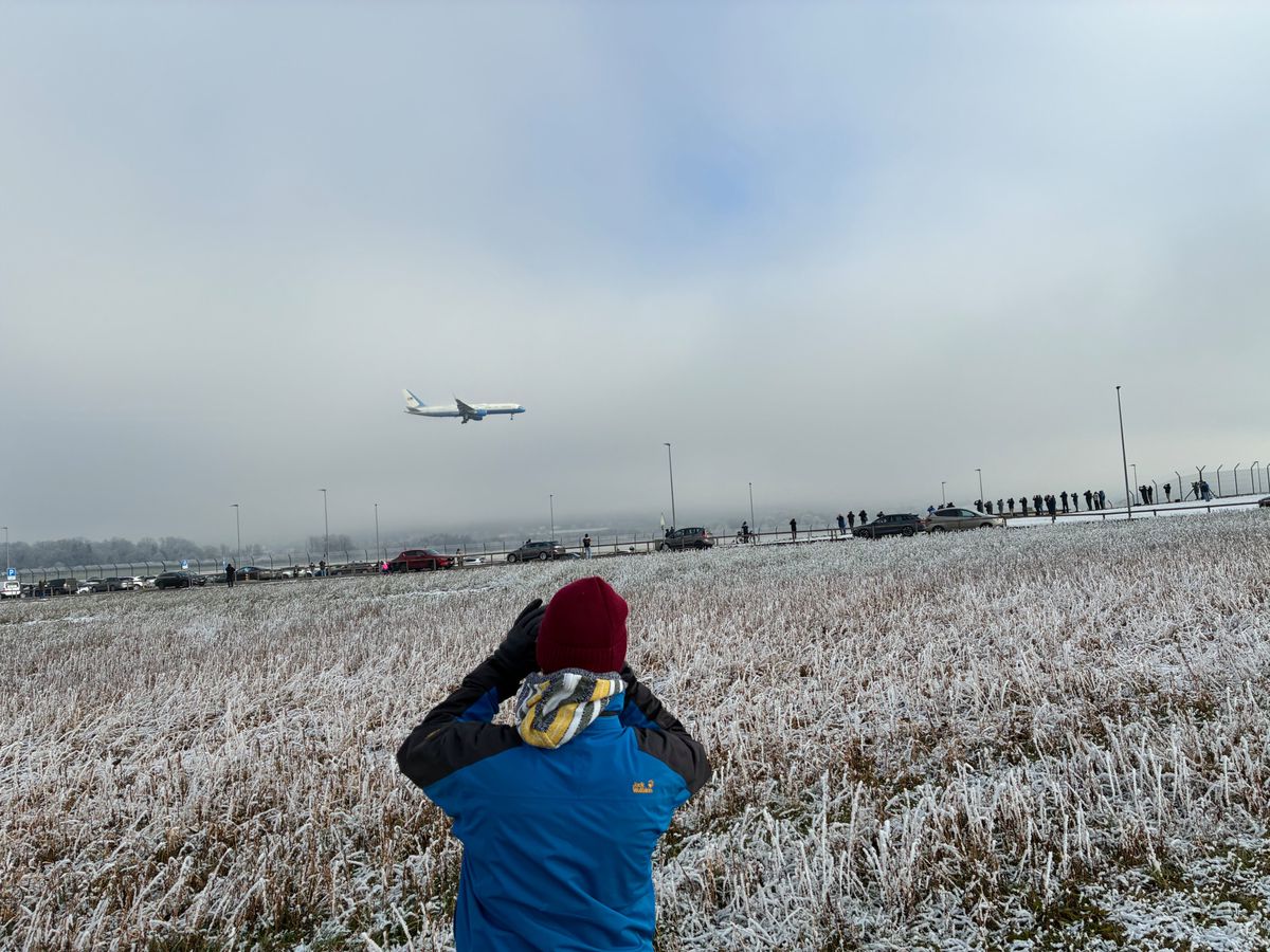 WEF 2026: Planespotter in Oberglatt verfolgen Landung von Air Force One