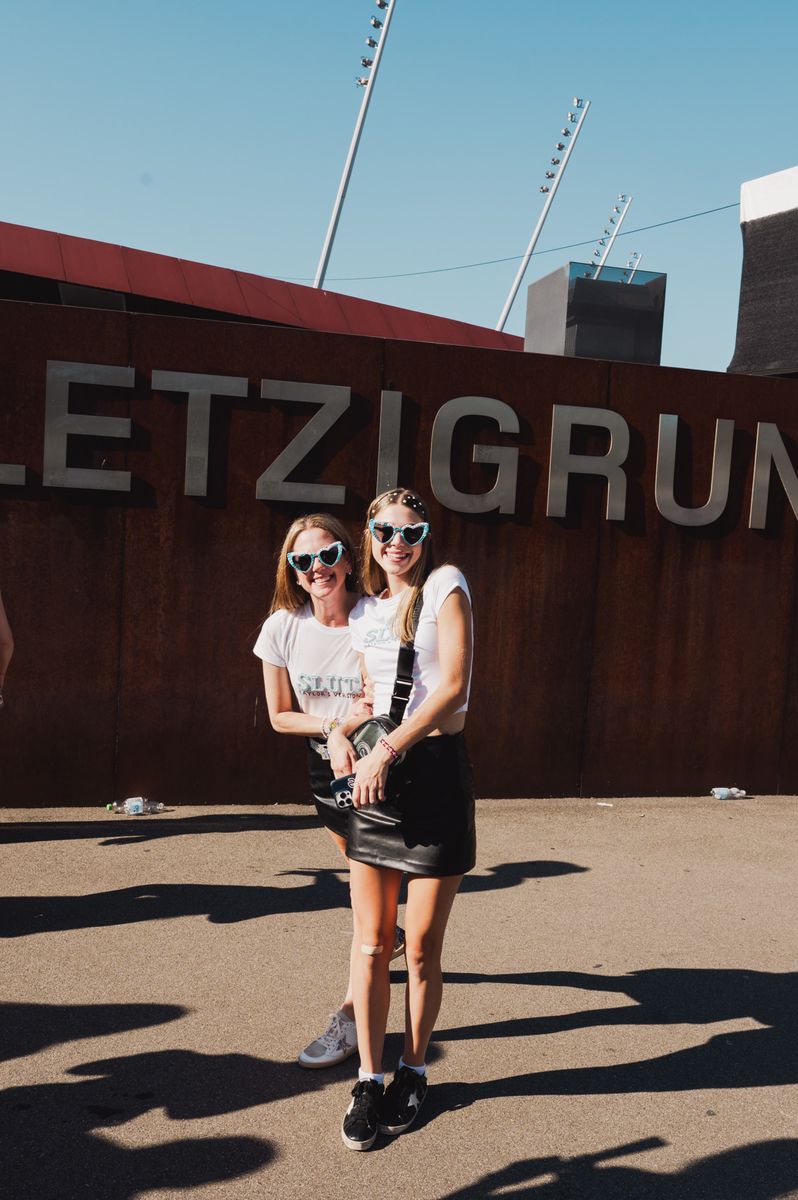 Taylor Swift spielt in Zürich: Swifties stehen Schlange vor dem ...