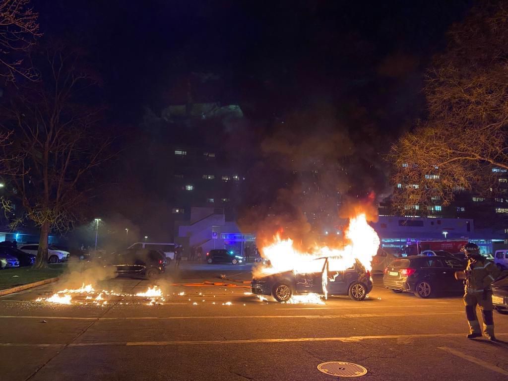 Voiture en feu et explosion d’airbags aux Charmilles | Tribune de Genève