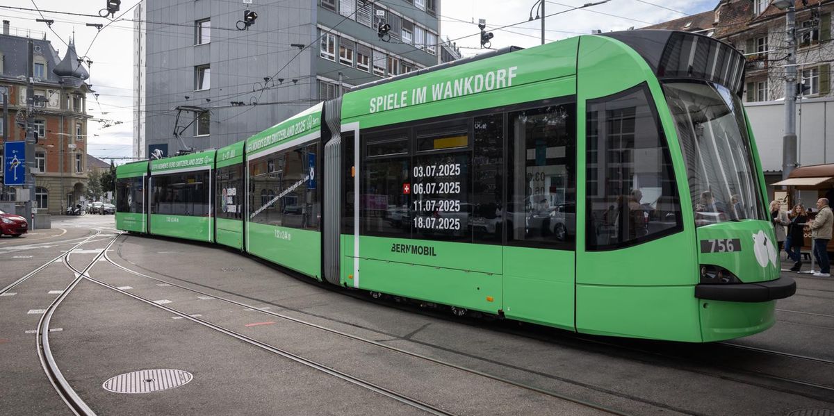 Frauen-Euro 2025: Zweites Fussballtram für Bern eingeweiht | Berner Zeitung