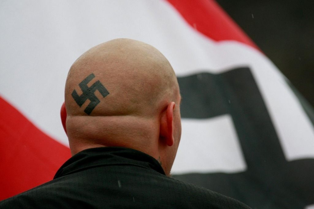 Schluss mit Hakenkreuz und Hitlergruss