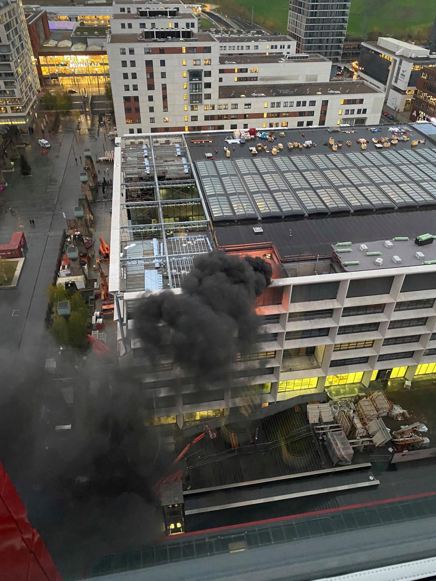 Une épaisse fumée noire à Belval, le toit d'un bâtiment en feu - L ...