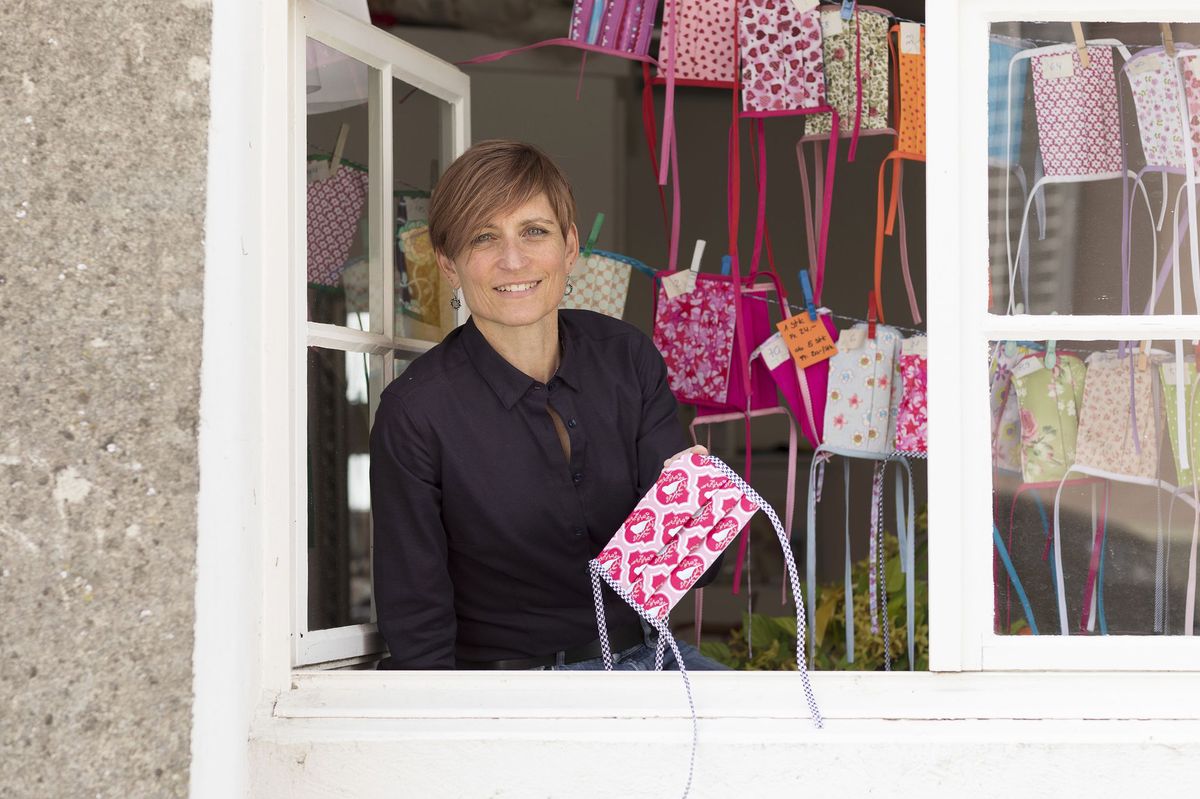 Schneiderin kreiert farbenfrohe und waschbare Schutzmasken | Tages-Anzeiger
