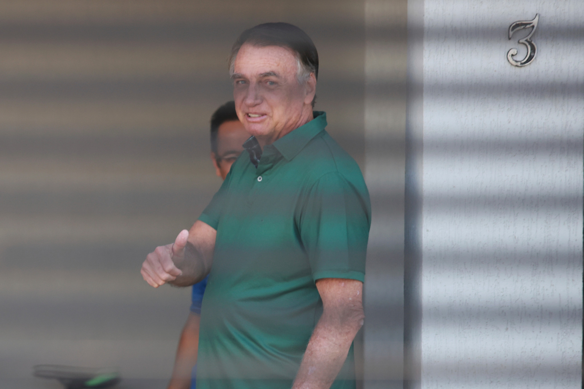 Bolsonaro: le parlement brésilien réduit sa peine de prison