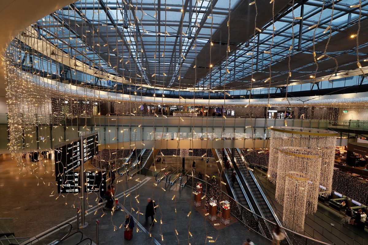 Flughafen Zürich hängt 21-mal so viele Lichter auf als Zürich mit Lucy ...