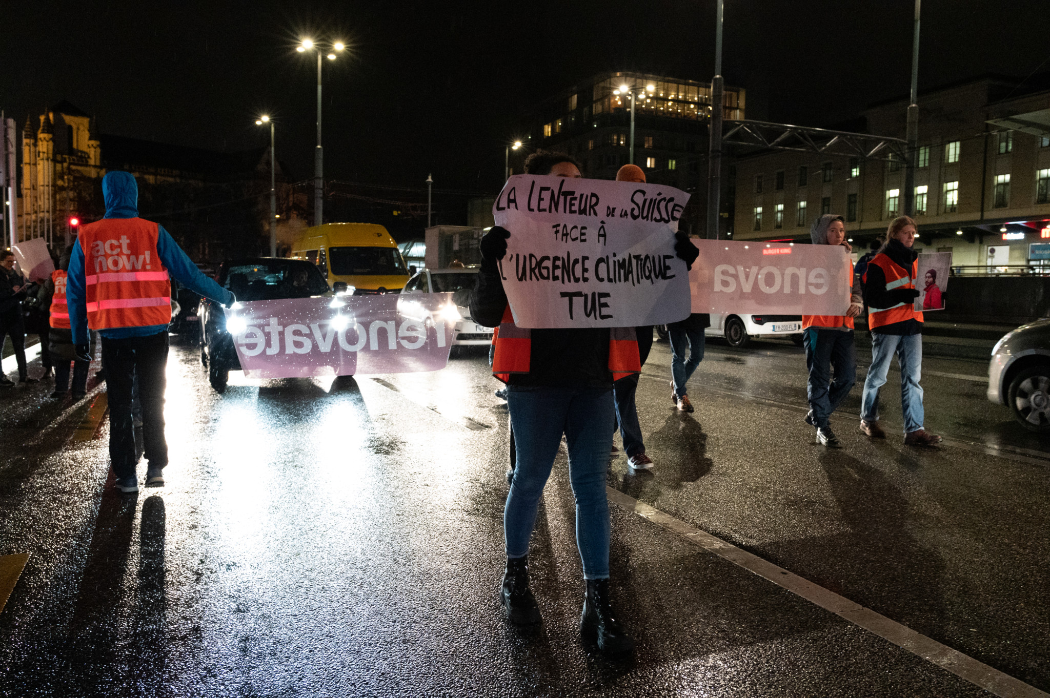 Manifestation à Genève: Une marche lente bloque le trafic devant la ...