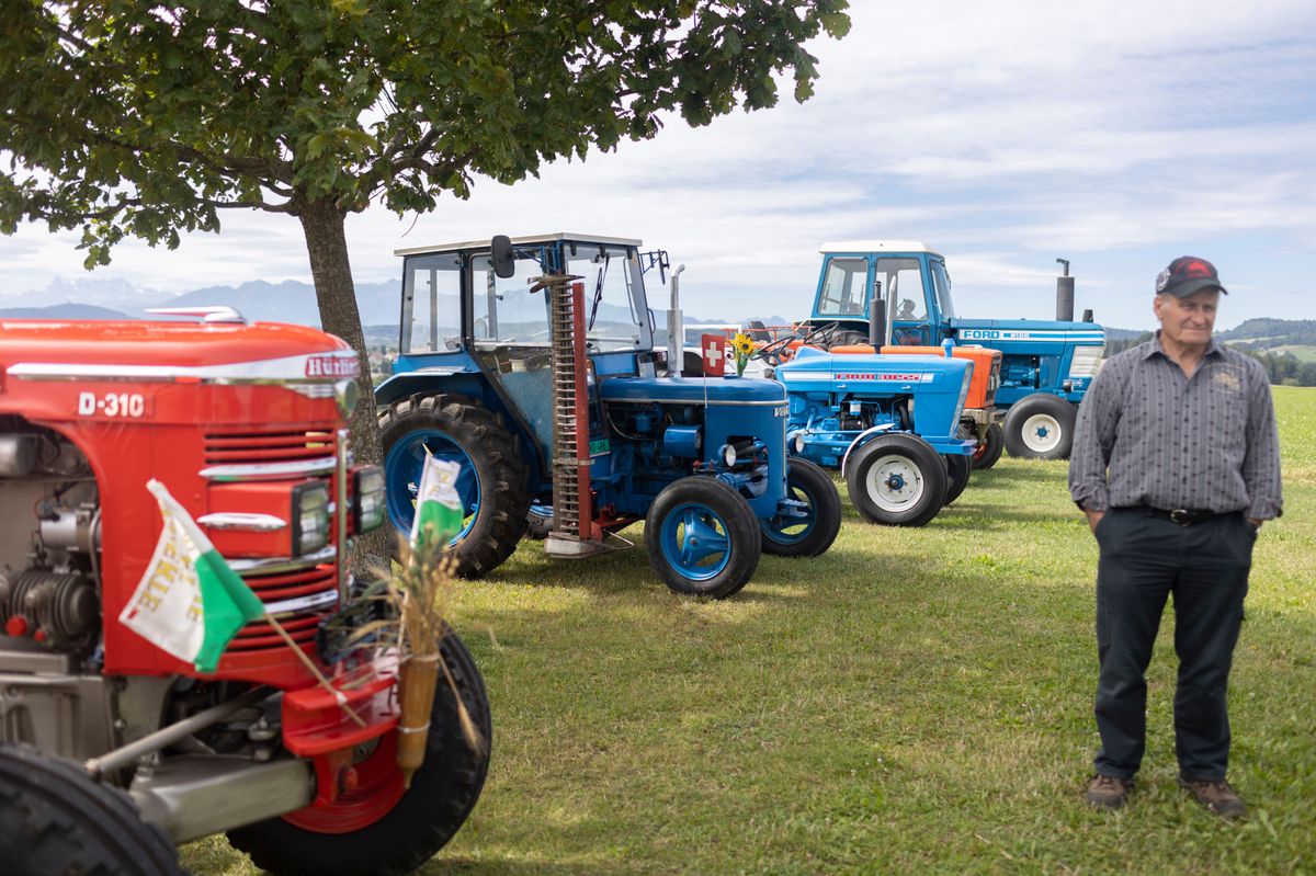 Événement à Vucherens: Il conduit une nouvelle fois la «poya» des vieux tracteurs | 24 heures