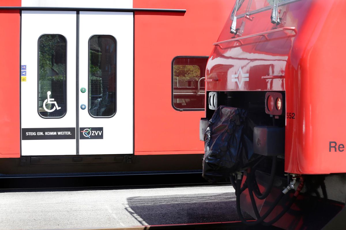 Unfall im Sihlwald - SZU-Zug rammte Auto auf Bahnübergang
