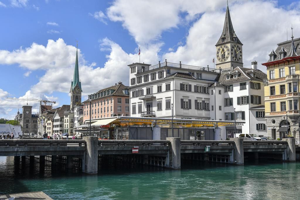 Mann fällt ins Wasser - Stadtpolizisten retten Mann aus der Limmat ...