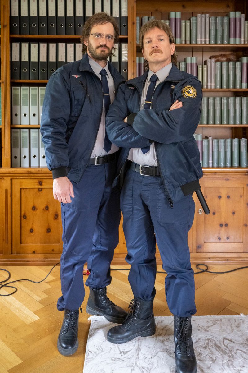 Série hors du commun: Les deux Vincent s’enrôlent dans «Tschugger» | 24 ...