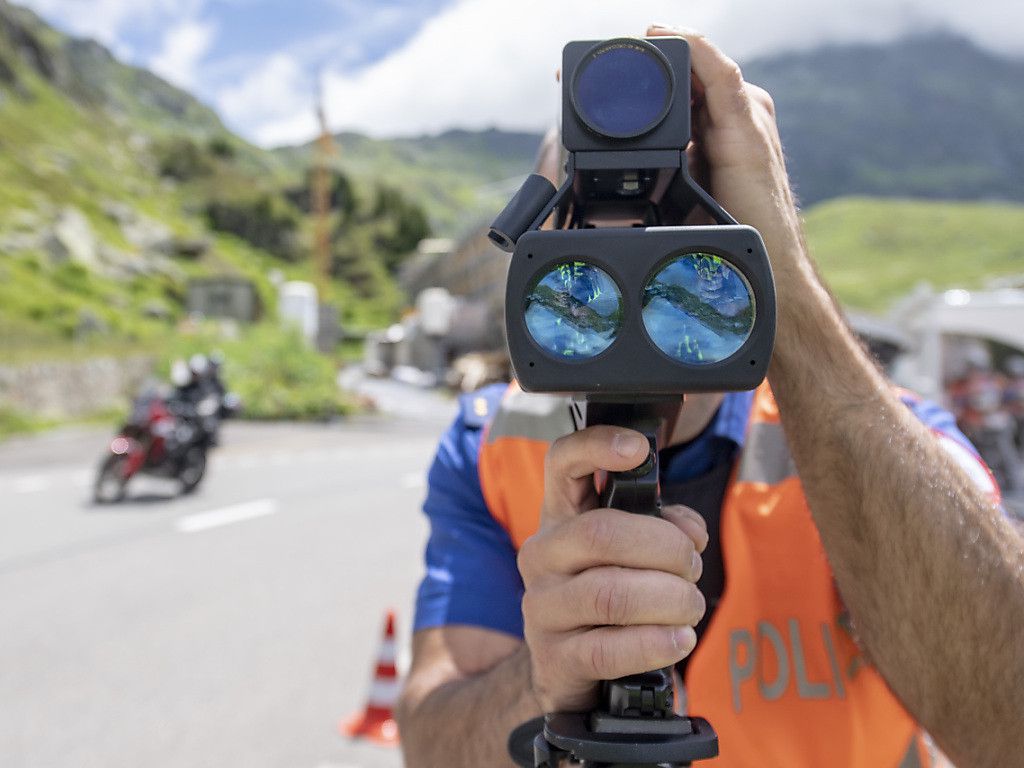 Verkehrskontrollen beim Schallenberg: Auto rast mit fast 130 über ...