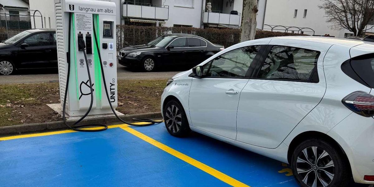Langnau am Albis: Erste öffentliche Ladestation in Betrieb