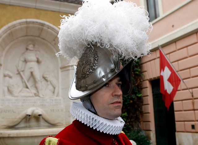 Le pape a pris congé du chef de la Garde suisse destitué | Tribune de ...