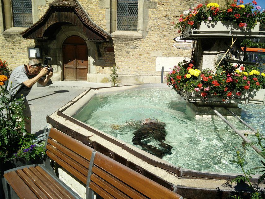 Rausis se baigne dans la fontaine d’Avenches | 24 heures