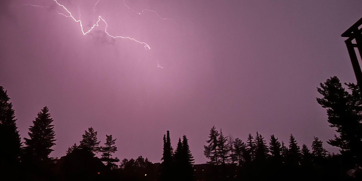 Suisse: Puissantes rafales, grêle et fortes pluies en direction du nord ...