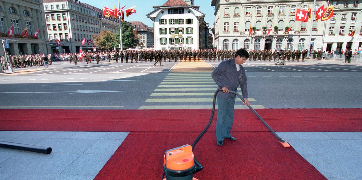 Staatsbesuche in Bern: Als Adolf Ogi Jiang Zemin mit einem Bergkristall ...