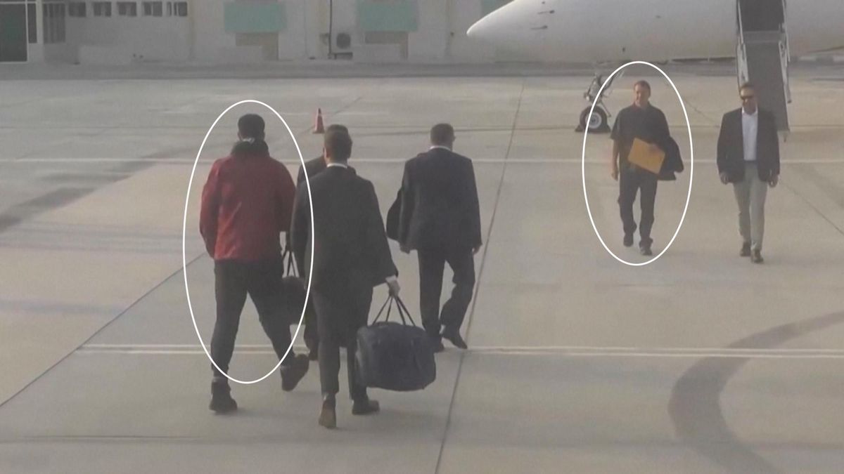 Deal zwischen den USA und Russland: Video zeigt Gefangenen­austausch ...