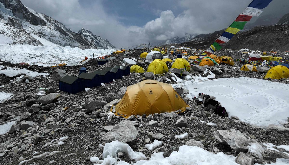 Everest: Leur job? Descendre les corps gelés des alpinistes | 24 heures