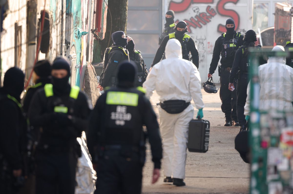 Fahndung nach Ex-RAF-Terroristen: Polizei durchsucht Wagenburg in ...