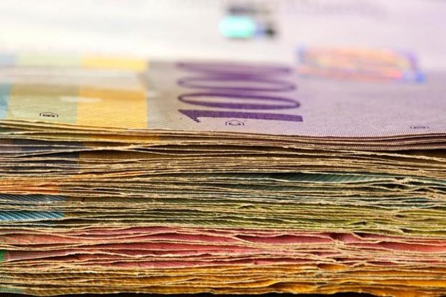 Payer avec des mallettes pleines de billets reste une option