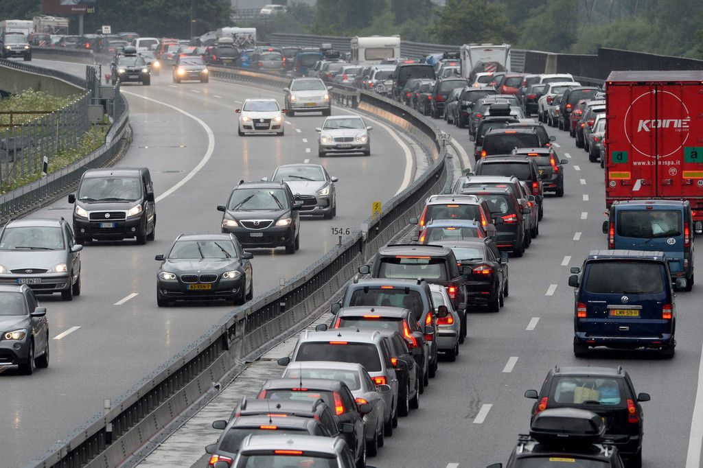 Unfall im Gotthardtunnel: 14 Kilometer Stau oder 2 Stunden Wartezeit | Berner Zeitung