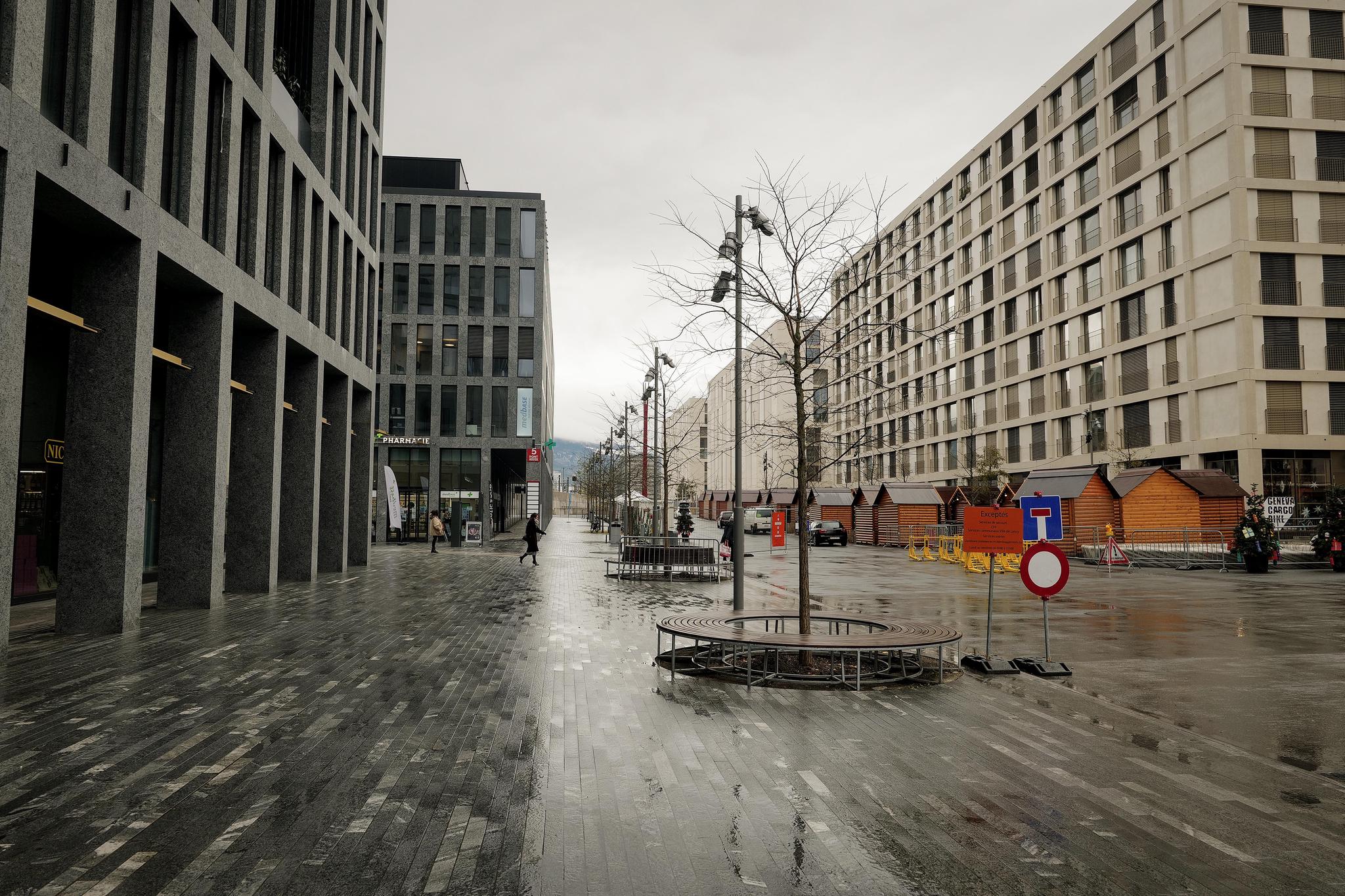 Urbanisme – Pont-Rouge, une place minérale, huit bancs. Et ça plaît ...