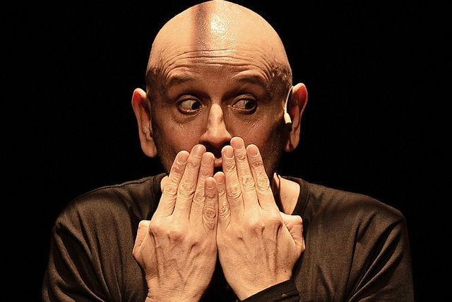Théâtre – Omar Porras, clown et chamane, enflamme les planches du TKM ...