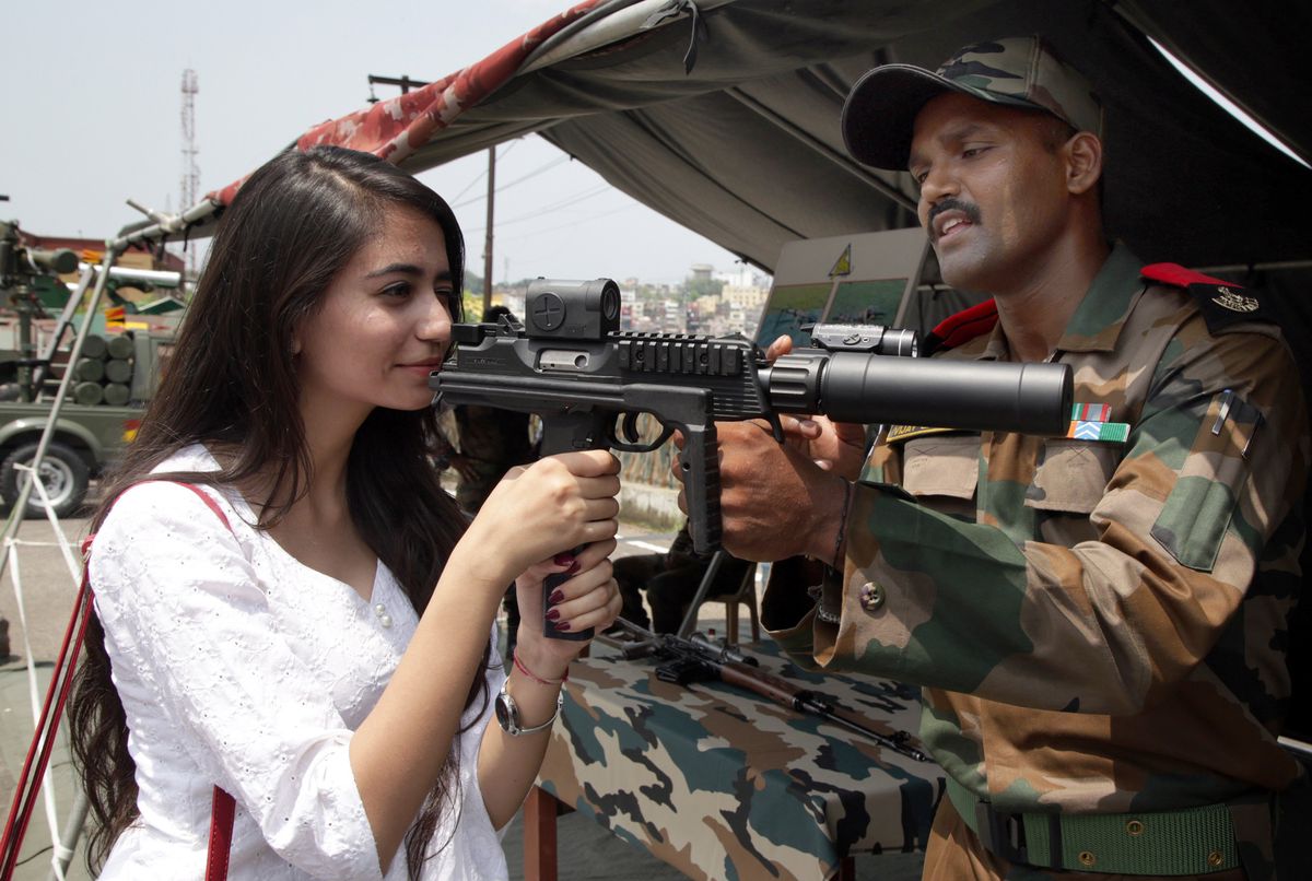 Seco will Schweizer Waffen prüfen: Kontrolle in Indien scheitert ...