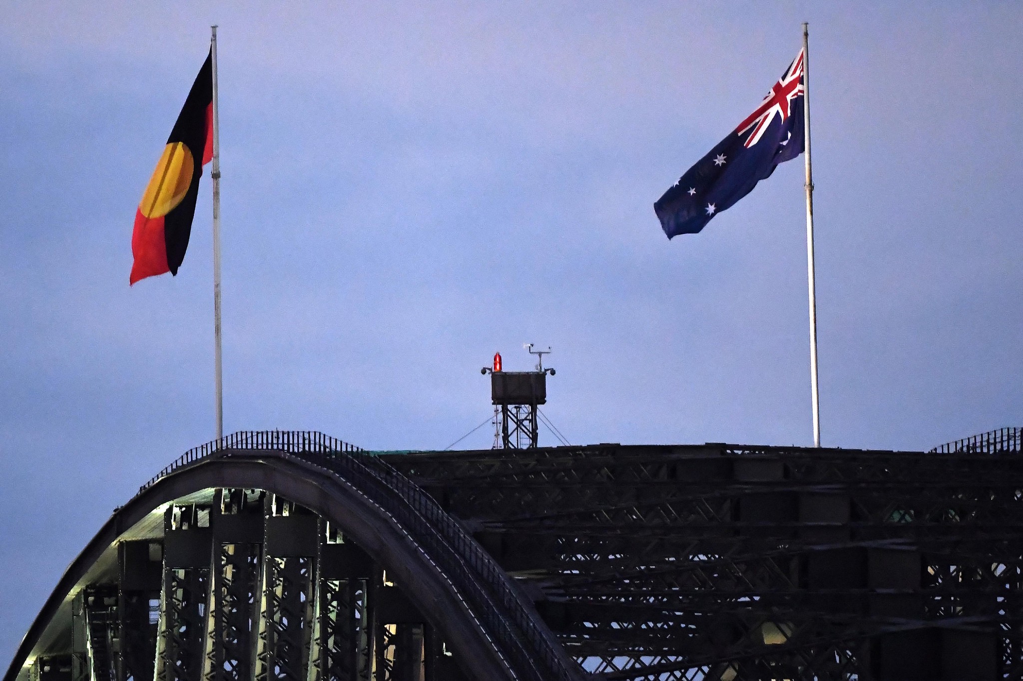 Australie: Le drapeau aborigène hissé au sommet du pont de Sydney - Le ...