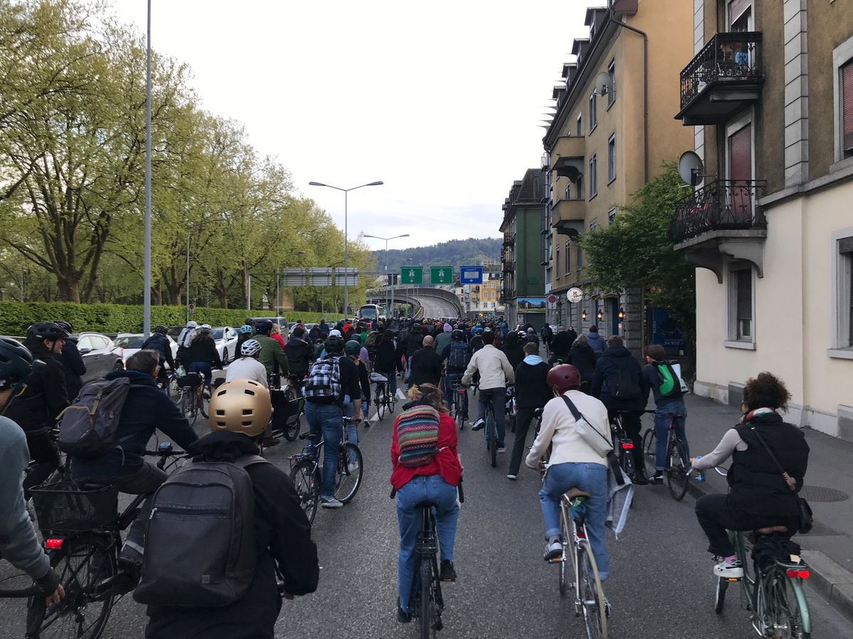 Critical Mass fährt wieder durch Zürich: So war die Velodemo | Tages ...