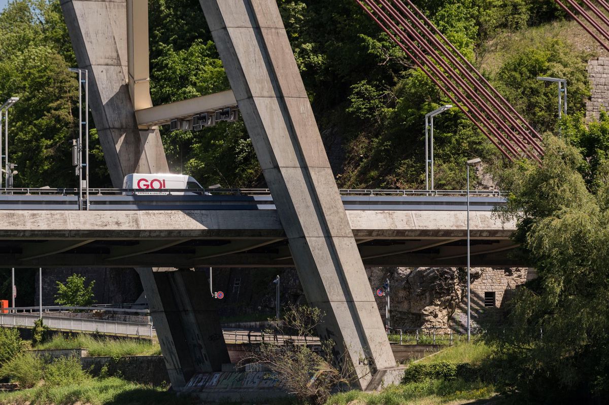 Steinschlag bei Flurlingen – Felswand am Rhein bröckelt, Fuss- und ...