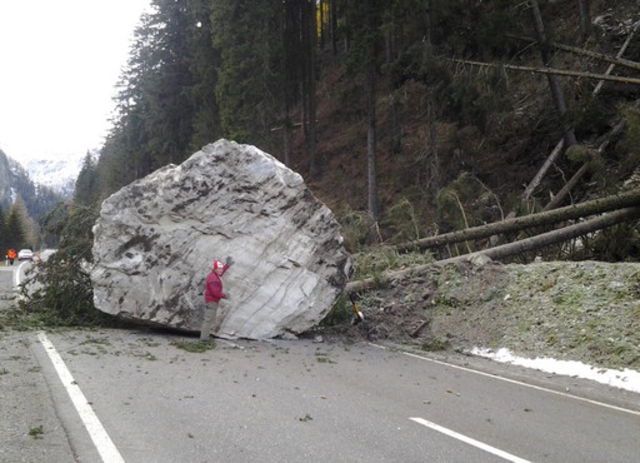 Un énorme rocher bloque la route du col du Julier | 24 heures