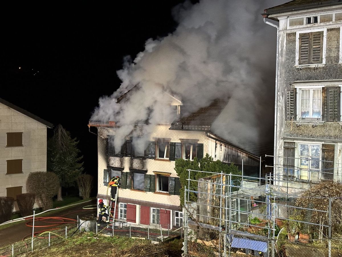 Haus im Vollbrand – Feuerwehr steht stundenlang im Einsatz