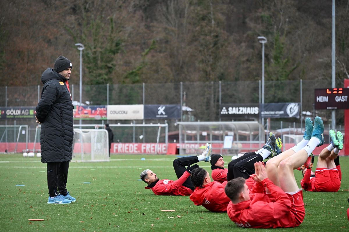 Erstes Training beim FC Winterthur: Uli Forte startet im Regen, mit ...