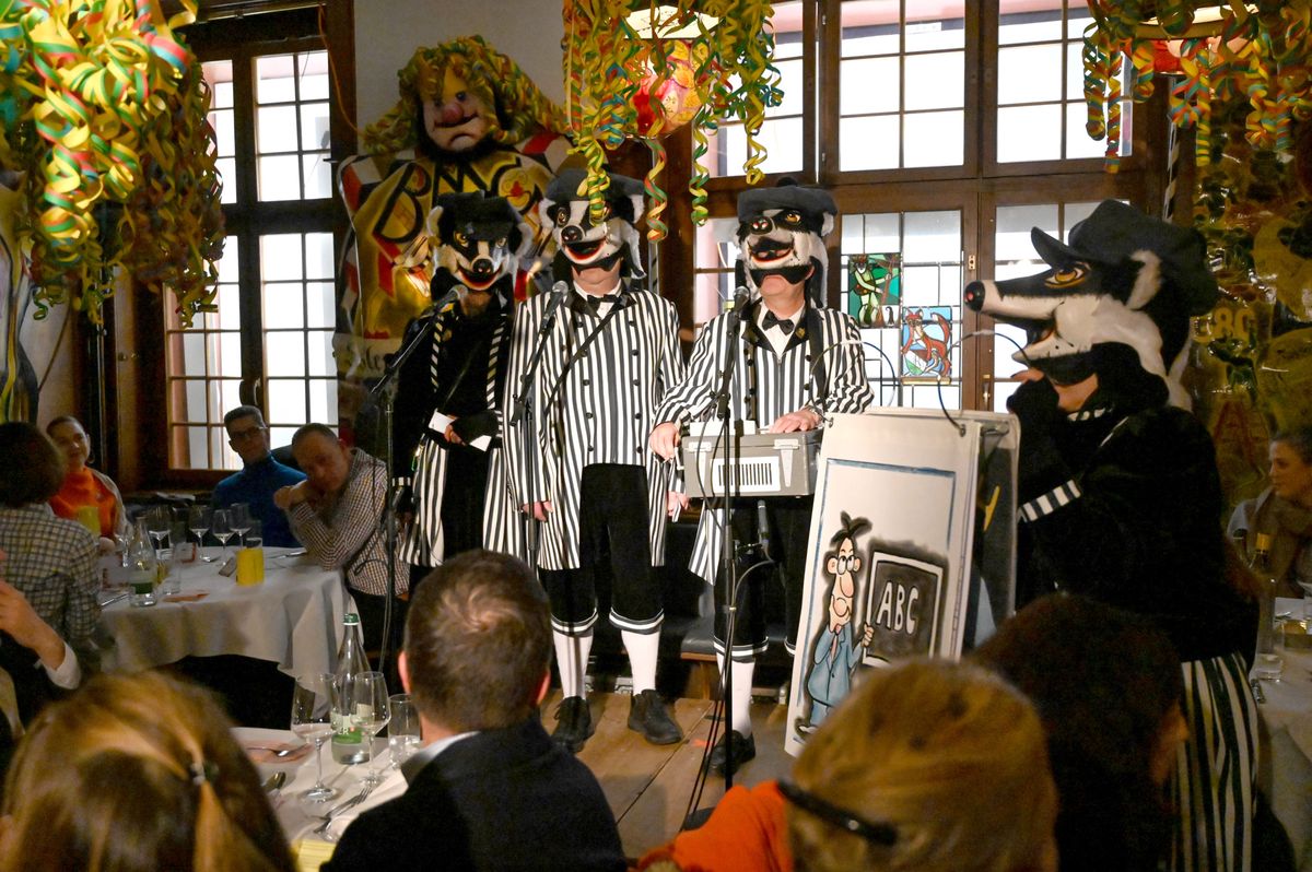 Die besten Schnitzelbängg: «By der BaZ do duen y stutze, dien sy als no ...