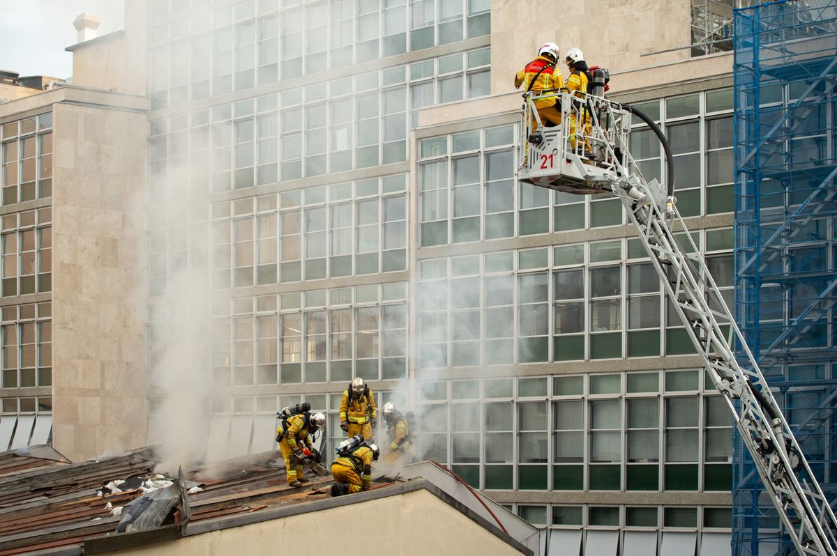 Incendie spectaculaire à Genève: L’ancien cinéma Plaza en feu durant ...