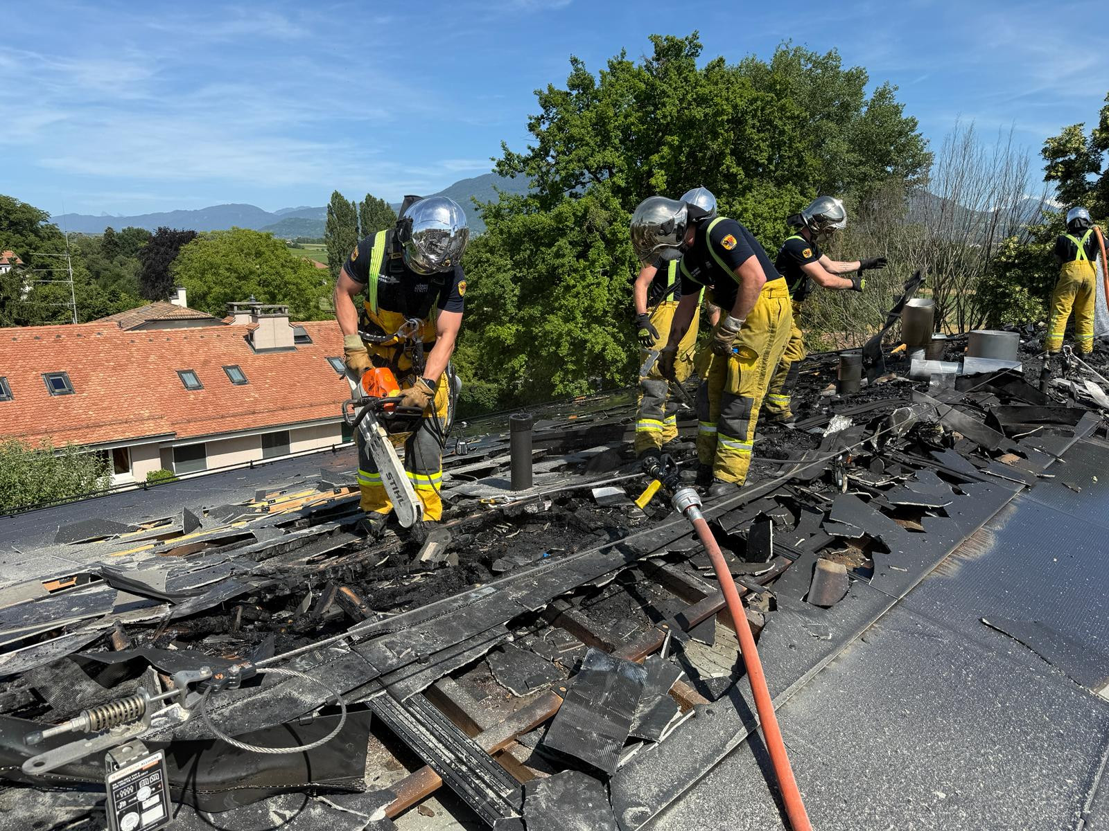 Meinier: des panneaux solaires prennent feu sur un toit
